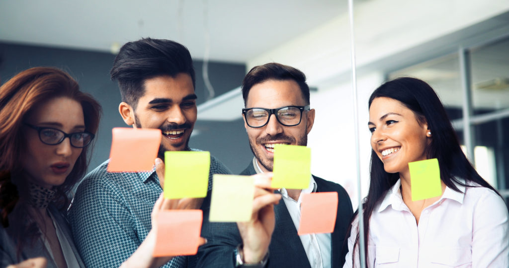 People with post-its - Eloquor Consulting Inc.